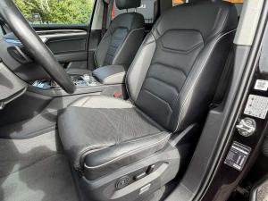 Black Volkswagen Touareg 2018 in Kaunas, with an engine capacity of 3.00 L and mileage of 173 thousand km for 30950 €, photo 17 on AUTOMOTO.COM.LV