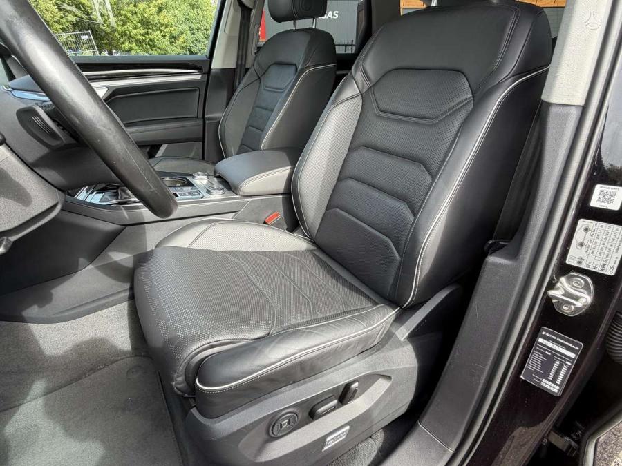 Black Volkswagen Touareg 2018 in Kaunas, with an engine capacity of 3.00 L and mileage of 173 thousand km for 30950 €, photo 17 on AUTOMOTO.COM.LV