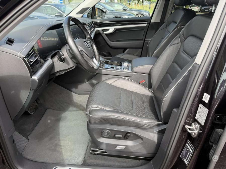 Black Volkswagen Touareg 2018 in Kaunas, with an engine capacity of 3.00 L and mileage of 173 thousand km for 30950 €, photo 18 on AUTOMOTO.COM.LV