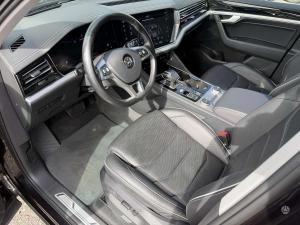 Black Volkswagen Touareg 2018 in Kaunas, with an engine capacity of 3.00 L and mileage of 173 thousand km for 30950 €, photo 19 on AUTOMOTO.COM.LV