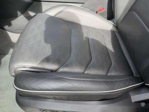 Black Volkswagen Touareg 2018 in Kaunas, with an engine capacity of 3.00 L and mileage of 173 thousand km for 30950 €, photo 22 on AUTOMOTO.COM.LV