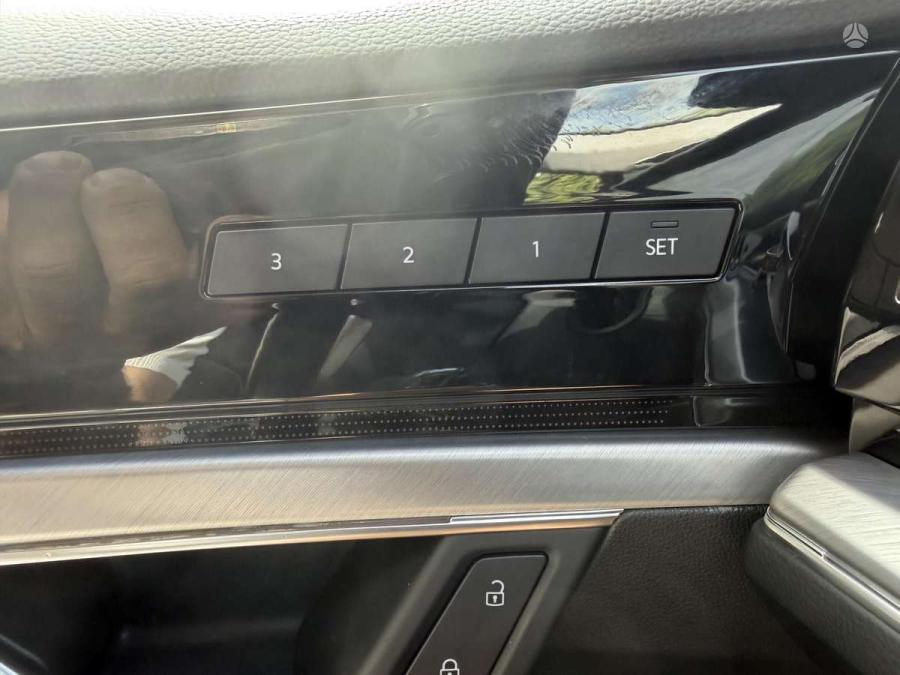 Black Volkswagen Touareg 2018 in Kaunas, with an engine capacity of 3.00 L and mileage of 173 thousand km for 30950 €, photo 26 on AUTOMOTO.COM.LV