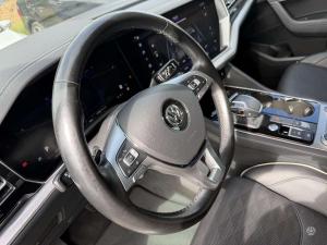 Black Volkswagen Touareg 2018 in Kaunas, with an engine capacity of 3.00 L and mileage of 173 thousand km for 30950 €, photo 27 on AUTOMOTO.COM.LV
