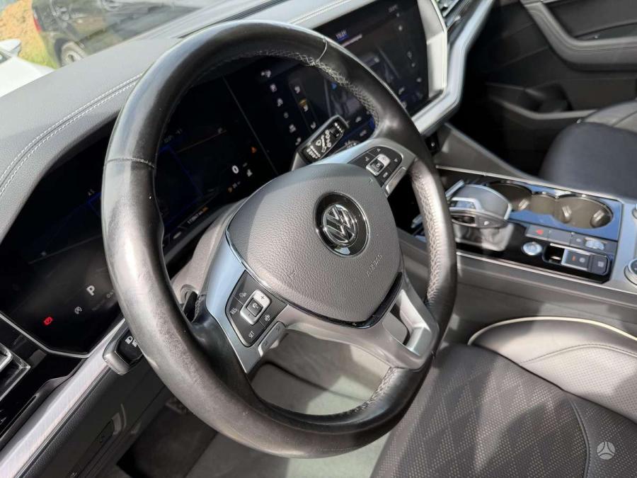 Black Volkswagen Touareg 2018 in Kaunas, with an engine capacity of 3.00 L and mileage of 173 thousand km for 30950 €, photo 27 on AUTOMOTO.COM.LV