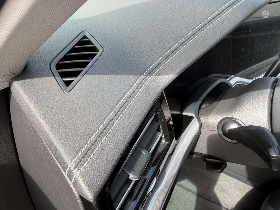 Black Volkswagen Touareg 2018 in Kaunas, with an engine capacity of 3.00 L and mileage of 173 thousand km for 30950 €, photo 28 on AUTOMOTO.COM.LV