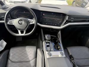 Black Volkswagen Touareg 2018 in Kaunas, with an engine capacity of 3.00 L and mileage of 173 thousand km for 30950 €, photo 31 on AUTOMOTO.COM.LV