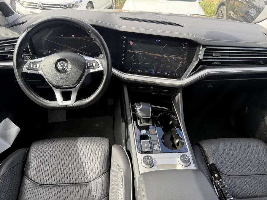 Black Volkswagen Touareg 2018 in Kaunas, with an engine capacity of 3.00 L and mileage of 173 thousand km for 30950 €, photo 31 on AUTOMOTO.COM.LV