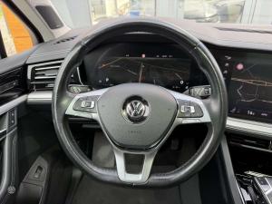 Black Volkswagen Touareg 2018 in Kaunas, with an engine capacity of 3.00 L and mileage of 173 thousand km for 30950 €, photo 32 on AUTOMOTO.COM.LV
