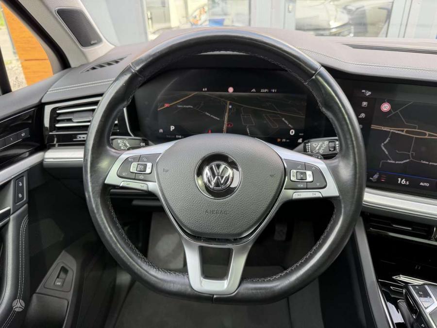 Black Volkswagen Touareg 2018 in Kaunas, with an engine capacity of 3.00 L and mileage of 173 thousand km for 30950 €, photo 32 on AUTOMOTO.COM.LV