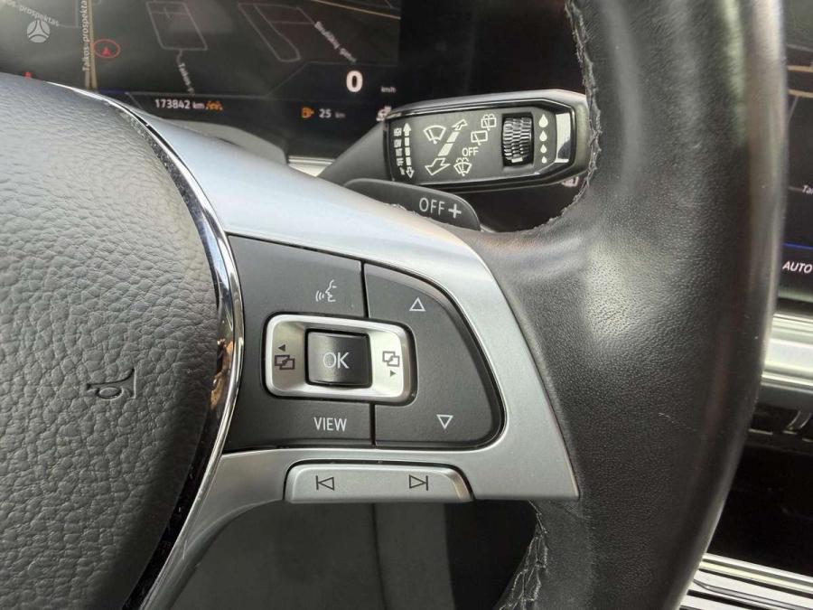 Black Volkswagen Touareg 2018 in Kaunas, with an engine capacity of 3.00 L and mileage of 173 thousand km for 30950 €, photo 35 on AUTOMOTO.COM.LV