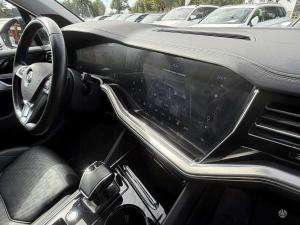 Black Volkswagen Touareg 2018 in Kaunas, with an engine capacity of 3.00 L and mileage of 173 thousand km for 30950 €, photo 39 on AUTOMOTO.COM.LV
