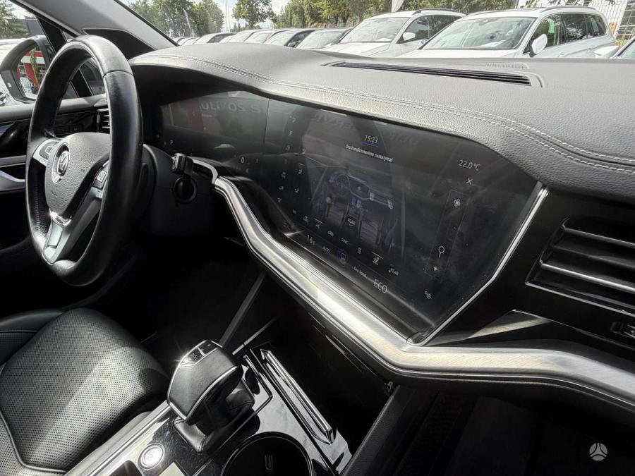 Black Volkswagen Touareg 2018 in Kaunas, with an engine capacity of 3.00 L and mileage of 173 thousand km for 30950 €, photo 39 on AUTOMOTO.COM.LV