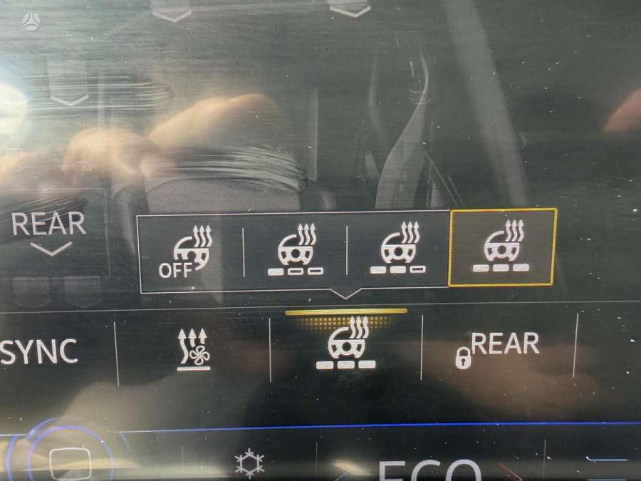 Black Volkswagen Touareg 2018 in Kaunas, with an engine capacity of 3.00 L and mileage of 173 thousand km for 30950 €, photo 46 on AUTOMOTO.COM.LV
