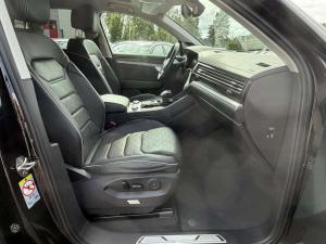 Black Volkswagen Touareg 2018 in Kaunas, with an engine capacity of 3.00 L and mileage of 173 thousand km for 30950 €, photo 50 on AUTOMOTO.COM.LV