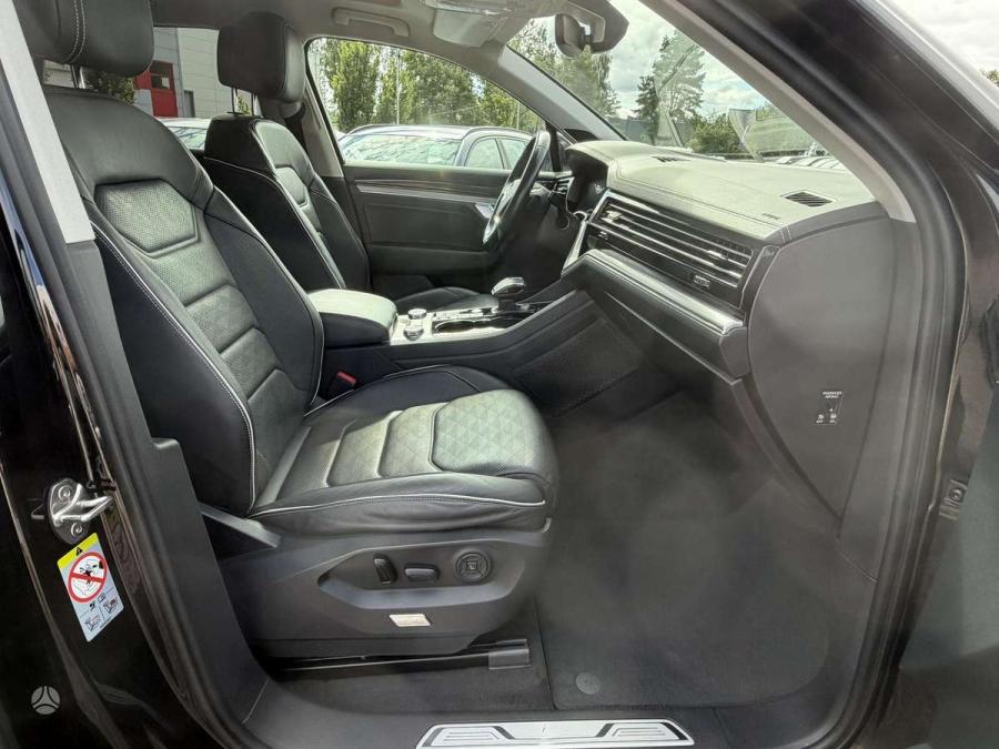 Black Volkswagen Touareg 2018 in Kaunas, with an engine capacity of 3.00 L and mileage of 173 thousand km for 30950 €, photo 50 on AUTOMOTO.COM.LV