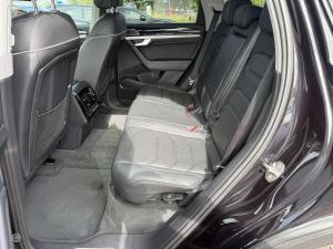 Black Volkswagen Touareg 2018 in Kaunas, with an engine capacity of 3.00 L and mileage of 173 thousand km for 30950 €, photo 52 on AUTOMOTO.COM.LV