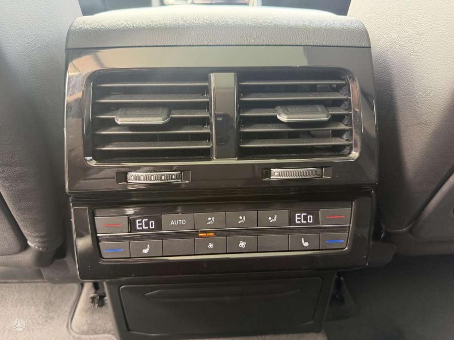 Black Volkswagen Touareg 2018 in Kaunas, with an engine capacity of 3.00 L and mileage of 173 thousand km for 30950 €, photo 55 on AUTOMOTO.COM.LV