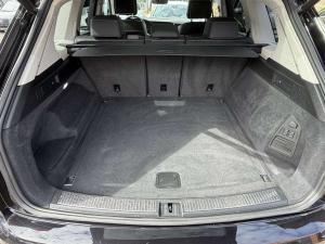 Black Volkswagen Touareg 2018 in Kaunas, with an engine capacity of 3.00 L and mileage of 173 thousand km for 30950 €, photo 57 on AUTOMOTO.COM.LV