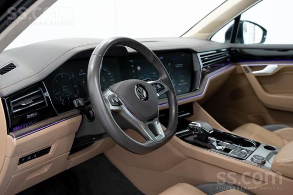 Black Volkswagen Touareg 2018 in Riga, with an engine capacity of 3.00 L and mileage of 140 thousand km for 29900 €, photo 6 on AUTOMOTO.COM.LV