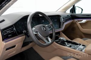 Melns Volkswagen Touareg 2018 Rīga, ar dzinēja tilpumu 3.00 L un nobraukumu 140 tūkst. km par 29900 €, foto 6 vietnē AUTOMOTO.COM.LV