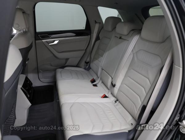 Black Volkswagen Touareg 2019 in Tallinn, with an engine capacity of 3.00 L and mileage of 71 thousand km for 48900 €, photo 11 on AUTOMOTO.COM.LV