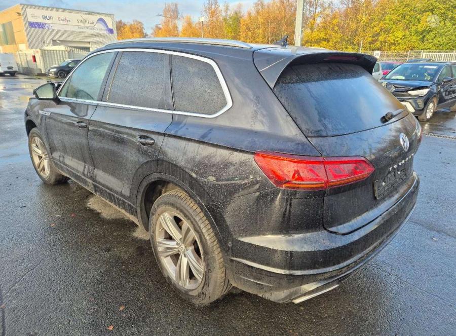 Black Volkswagen Touareg 2019 in Klaipeda, with an engine capacity of 2.97 L and mileage of 170 thousand km for 10100 €, photo 1 on AUTOMOTO.COM.LV