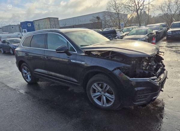 Melns Volkswagen Touareg 2019 Klaipėda, ar dzinēja tilpumu 2.97 L un nobraukumu 170 tūkst. km par 10100 €, foto 2 vietnē AUTOMOTO.COM.LV