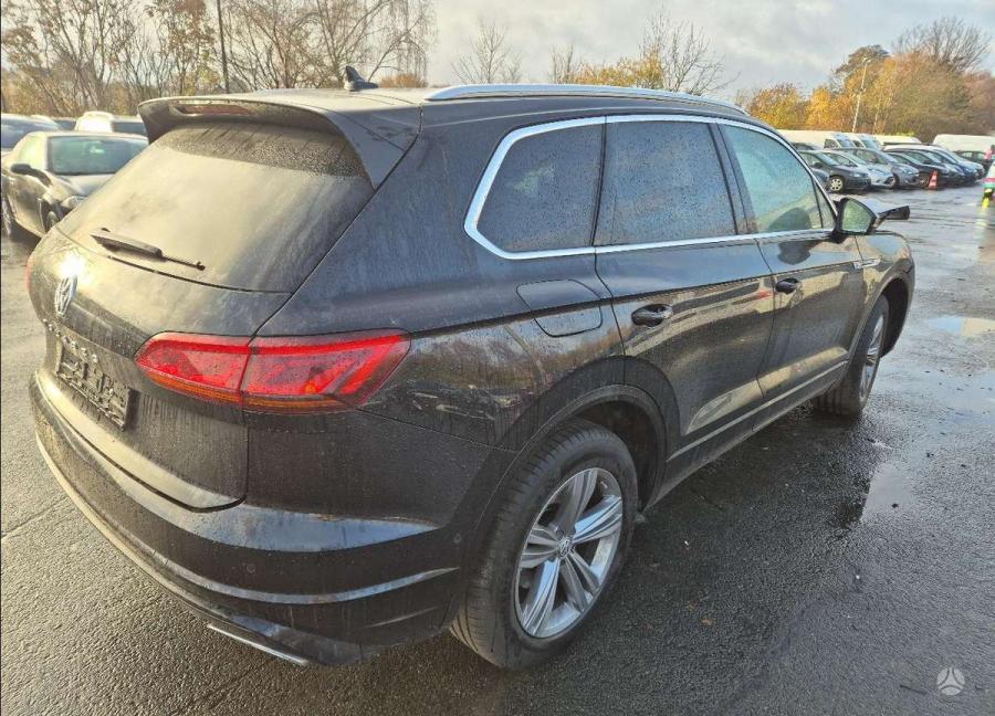 Black Volkswagen Touareg 2019 in Klaipeda, with an engine capacity of 2.97 L and mileage of 170 thousand km for 10100 €, photo 3 on AUTOMOTO.COM.LV