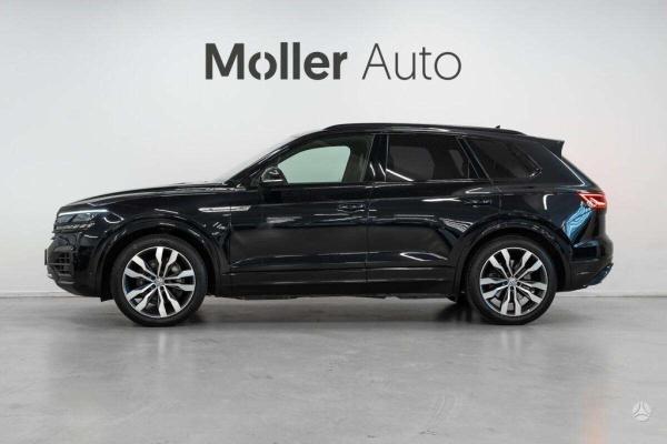 Black Volkswagen Touareg 2019 in Vilnius, with an engine capacity of 3.00 L and mileage of 141 thousand km for 38400 €, photo 2 on AUTOMOTO.COM.LV