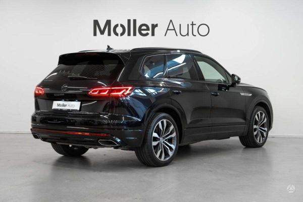 Black Volkswagen Touareg 2019 in Vilnius, with an engine capacity of 3.00 L and mileage of 141 thousand km for 38400 €, photo 3 on AUTOMOTO.COM.LV