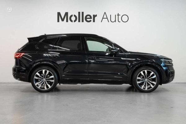 Black Volkswagen Touareg 2019 in Vilnius, with an engine capacity of 3.00 L and mileage of 141 thousand km for 38400 €, photo 4 on AUTOMOTO.COM.LV