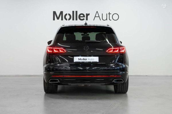 Black Volkswagen Touareg 2019 in Vilnius, with an engine capacity of 3.00 L and mileage of 141 thousand km for 38400 €, photo 6 on AUTOMOTO.COM.LV