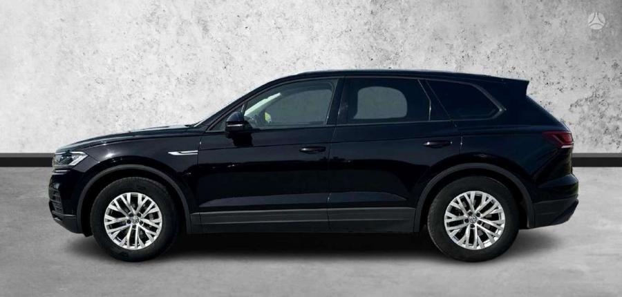 Black Volkswagen Touareg 2019 in Vilnius, with an engine capacity of 2.97 L and mileage of 182 thousand km for 32500 €, photo 4 on AUTOMOTO.COM.LV