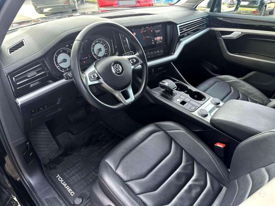 Black Volkswagen Touareg 2019 in Vilnius, with an engine capacity of 2.97 L and mileage of 182 thousand km for 32500 €, photo 8 on AUTOMOTO.COM.LV
