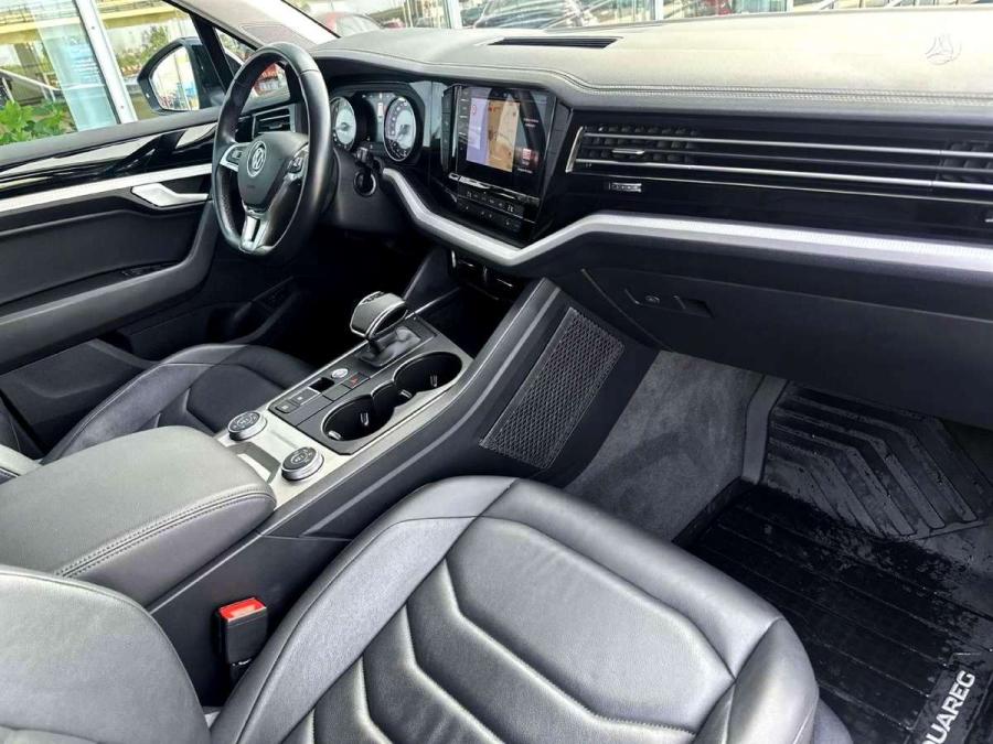 Black Volkswagen Touareg 2019 in Vilnius, with an engine capacity of 2.97 L and mileage of 182 thousand km for 32500 €, photo 10 on AUTOMOTO.COM.LV