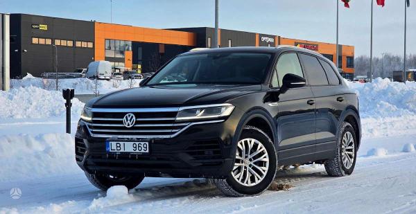 Black Volkswagen Touareg 2019 in Vilnius, with an engine capacity of 2.97 L and mileage of 182 thousand km for 29900 €, photo 1 on AUTOMOTO.COM.LV