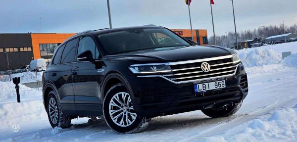 Black Volkswagen Touareg 2019 in Vilnius, with an engine capacity of 2.97 L and mileage of 182 thousand km for 29900 €, photo 2 on AUTOMOTO.COM.LV