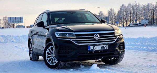 Black Volkswagen Touareg 2019 in Vilnius, with an engine capacity of 2.97 L and mileage of 182 thousand km for 29900 €, photo 4 on AUTOMOTO.COM.LV