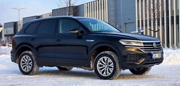 Black Volkswagen Touareg 2019 in Vilnius, with an engine capacity of 2.97 L and mileage of 182 thousand km for 29900 €, photo 5 on AUTOMOTO.COM.LV