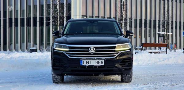 Black Volkswagen Touareg 2019 in Vilnius, with an engine capacity of 2.97 L and mileage of 182 thousand km for 29900 €, photo 6 on AUTOMOTO.COM.LV