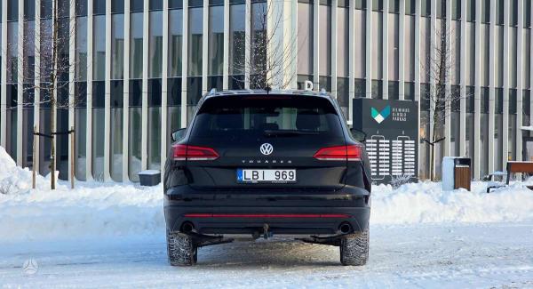 Black Volkswagen Touareg 2019 in Vilnius, with an engine capacity of 2.97 L and mileage of 182 thousand km for 29900 €, photo 7 on AUTOMOTO.COM.LV