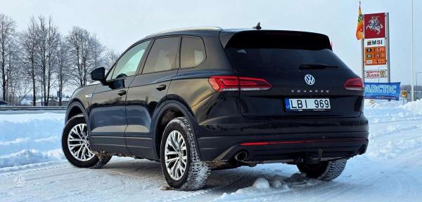 Black Volkswagen Touareg 2019 in Vilnius, with an engine capacity of 2.97 L and mileage of 182 thousand km for 29900 €, photo 9 on AUTOMOTO.COM.LV