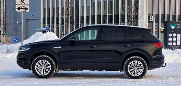Black Volkswagen Touareg 2019 in Vilnius, with an engine capacity of 2.97 L and mileage of 182 thousand km for 29900 €, photo 10 on AUTOMOTO.COM.LV