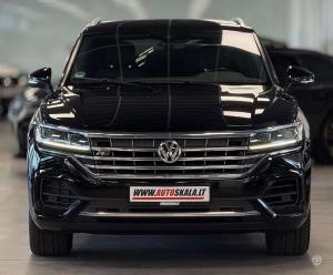 Black Volkswagen Touareg 2019 in Klaipeda, with an engine capacity of 2.97 L and mileage of 269 thousand km for 33950 €, photo 3 on AUTOMOTO.COM.LV