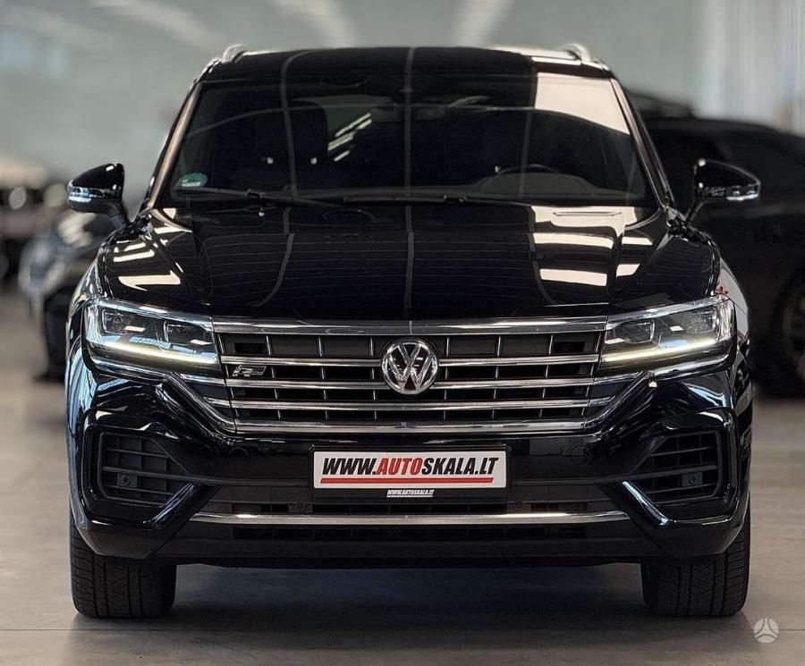Black Volkswagen Touareg 2019 in Klaipeda, with an engine capacity of 2.97 L and mileage of 269 thousand km for 33950 €, photo 3 on AUTOMOTO.COM.LV