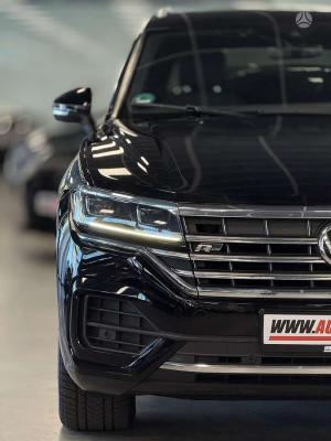 Black Volkswagen Touareg 2019 in Klaipeda, with an engine capacity of 2.97 L and mileage of 269 thousand km for 33950 €, photo 4 on AUTOMOTO.COM.LV