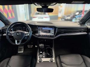 Black Volkswagen Touareg 2019 in Klaipeda, with an engine capacity of 2.97 L and mileage of 269 thousand km for 33950 €, photo 5 on AUTOMOTO.COM.LV