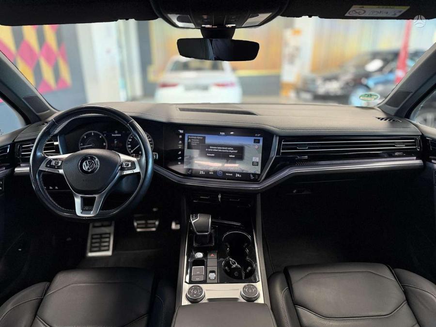 Black Volkswagen Touareg 2019 in Klaipeda, with an engine capacity of 2.97 L and mileage of 269 thousand km for 33950 €, photo 5 on AUTOMOTO.COM.LV