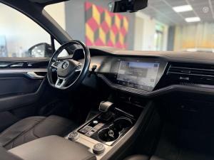 Black Volkswagen Touareg 2019 in Klaipeda, with an engine capacity of 2.97 L and mileage of 269 thousand km for 33950 €, photo 8 on AUTOMOTO.COM.LV