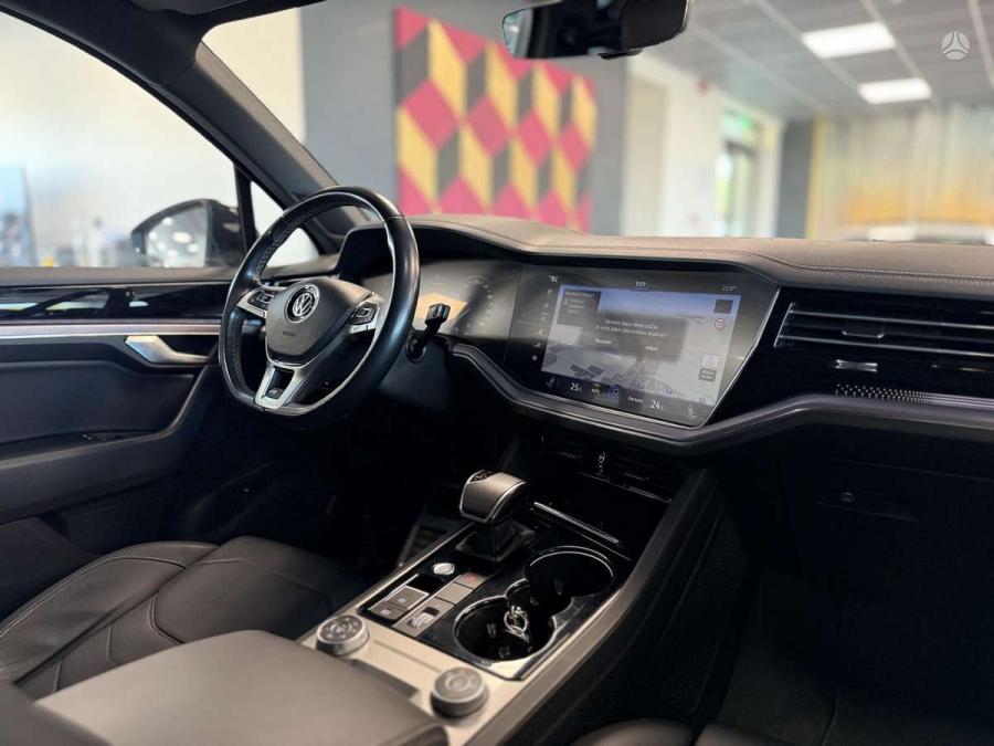 Black Volkswagen Touareg 2019 in Klaipeda, with an engine capacity of 2.97 L and mileage of 269 thousand km for 33950 €, photo 8 on AUTOMOTO.COM.LV